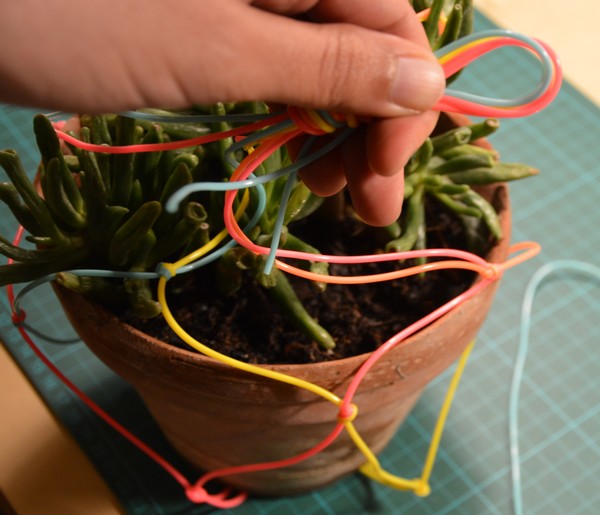 DIY: Une suspension en macramé scoubidou pour vos plantes | L'atypique blog