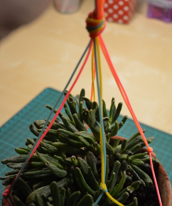 DIY: Une suspension en macramé scoubidou pour vos plantes | L'atypique blog