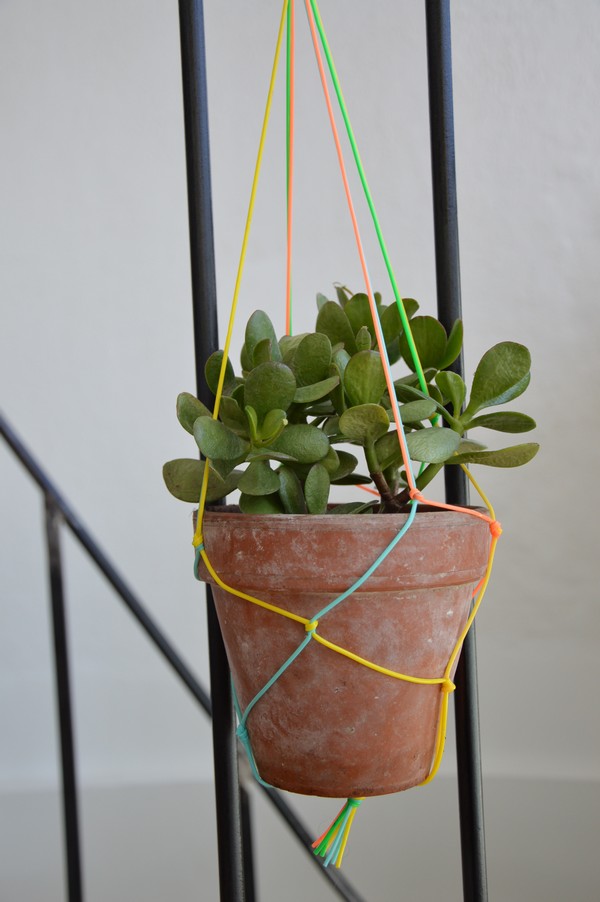 DIY: Une suspension en macramé scoubidou pour vos plantes | L'atypique blog